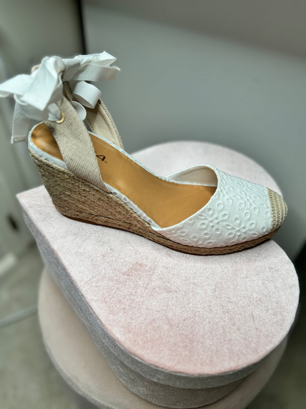 Lace Wedges – Elizabeth Lane Boutique